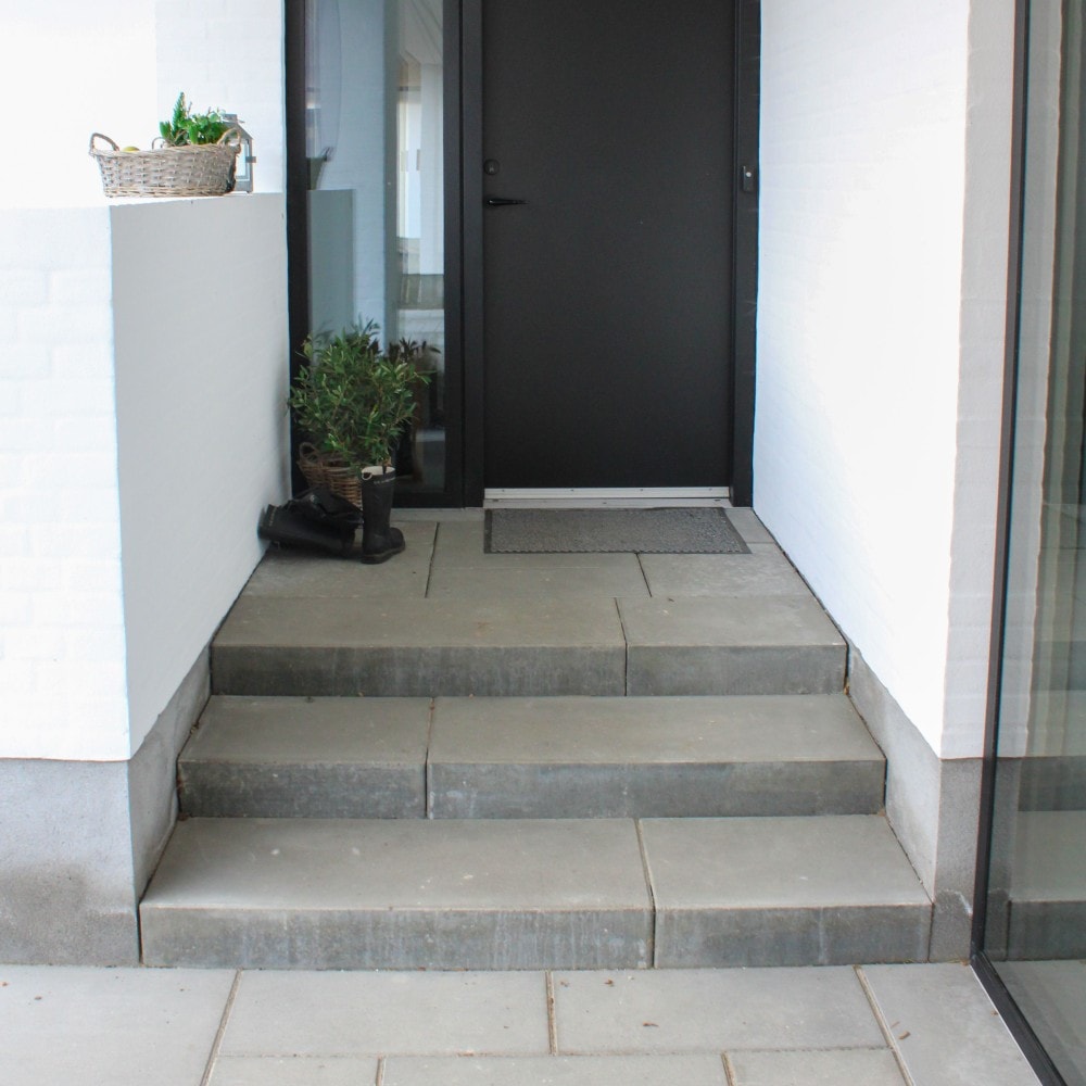 IBF Trappetrin 25 x 40 x 14 cm med skrå forkant i grå - Kantsten og trappetrin - Frishop.dk