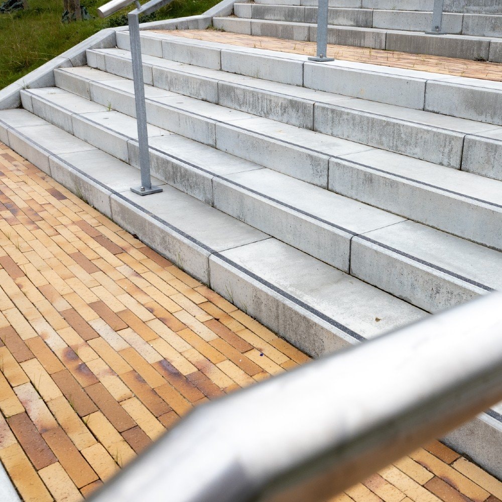 IBF Trappetrin med forkantsmarkering 35 x 18 cm i grå - Kantsten og ...